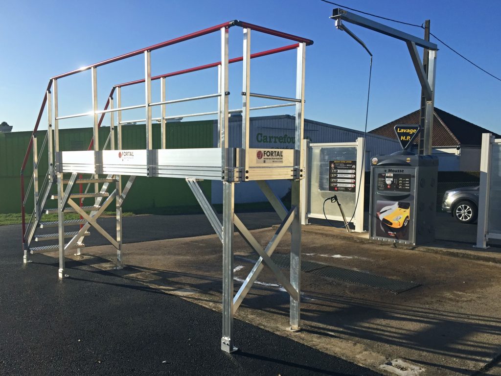 Fixed platform for car wash station