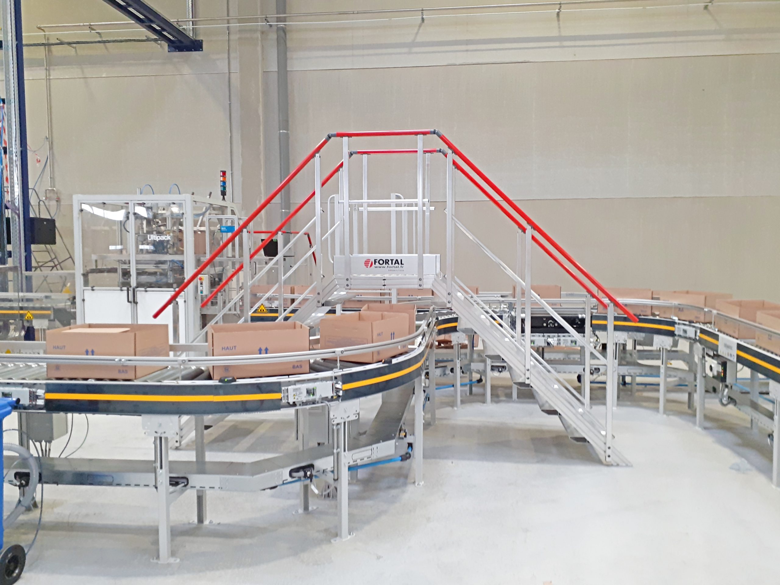 Conveyor crossing and working platform in a logistic warehouse
